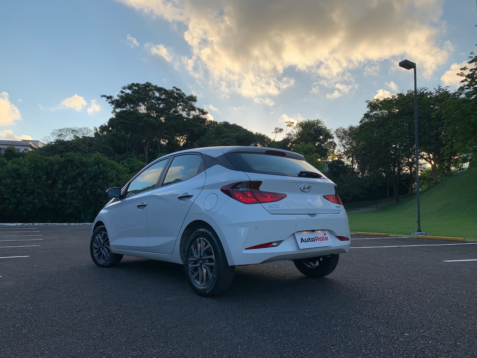 HB20: confira vídeos com as opções hatch e sedã do novo Hyundai