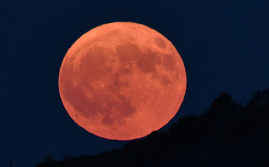 Lua cheia alaranjada chama atenção nas redes sociais | Jornal Correio