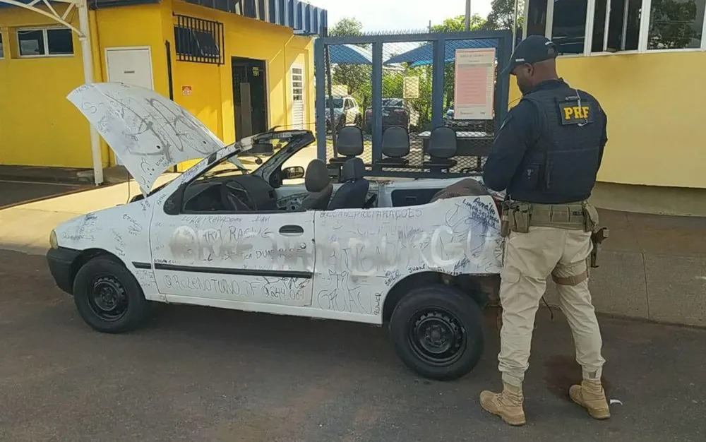 Carro sem teto, para-choque e tampa do tanque é apreendido | Jornal Correio
