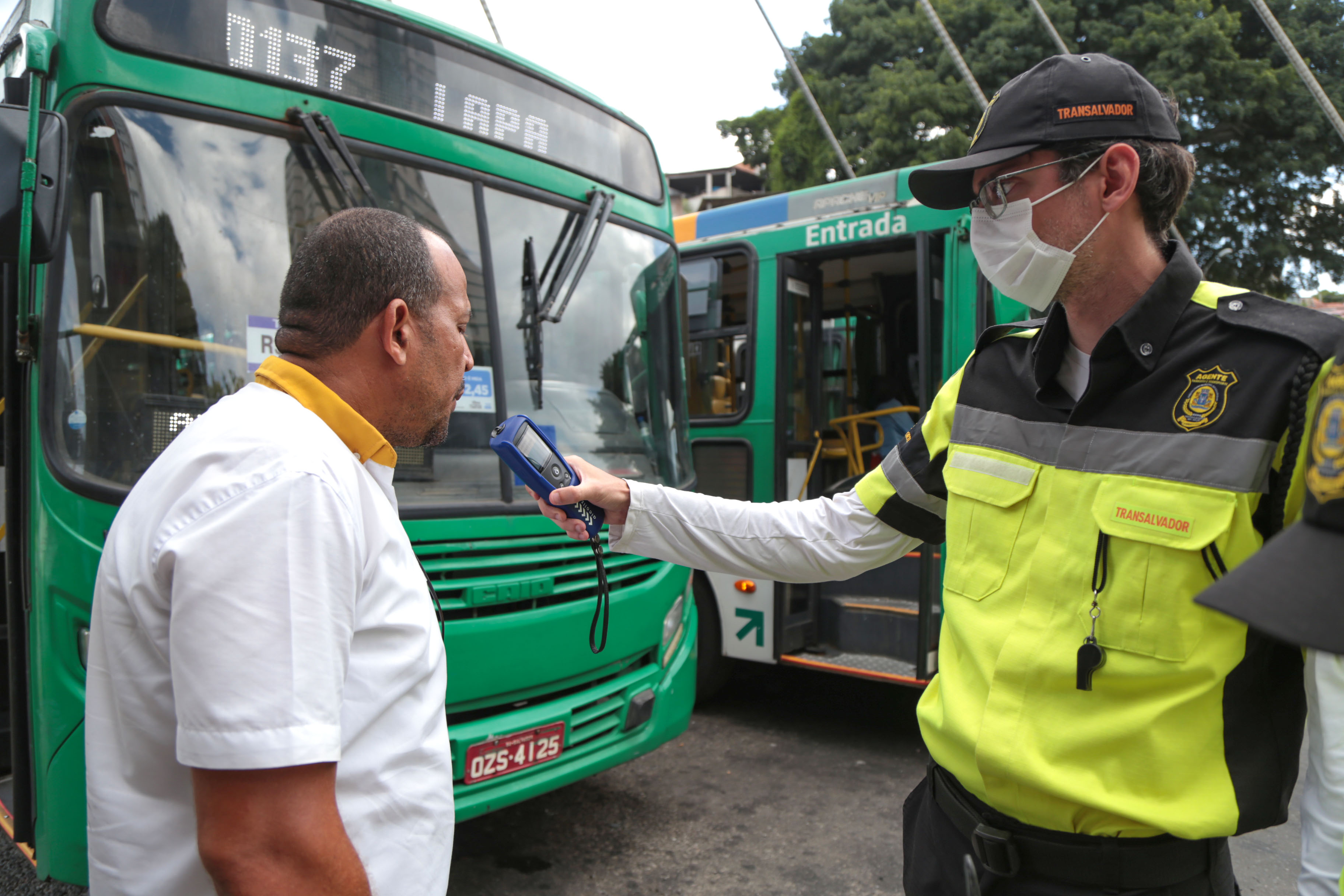 Jornal Correio | Blitz da Lei Seca aborda motoristas de ônibus na ... Jornal Correio | Blitz da Lei Seca aborda motoristas de ônibus na ...