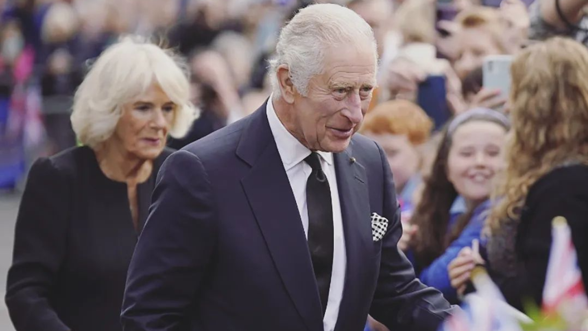 Homem atira ovo contra rei Charles III durante evento | Jornal Correio