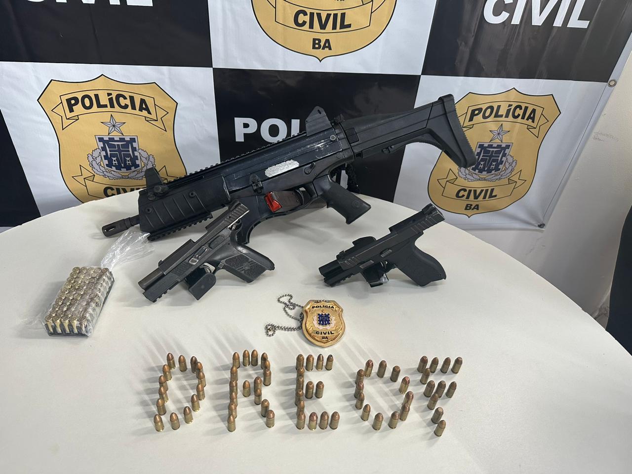 Jornal Correio Homem é Preso Com Submetralhadora E Pistolas No Alto