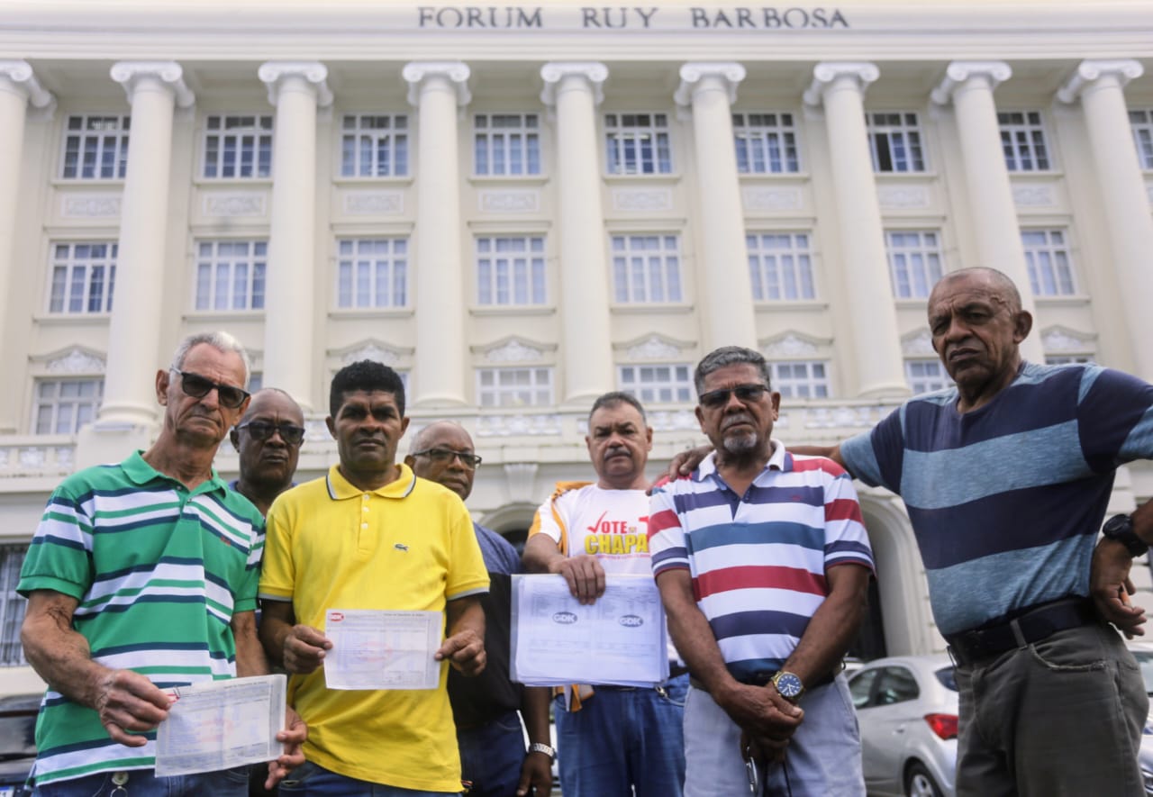 Ex-funcionários da GDK protestam por pagamento de rescisões | Jornal ...