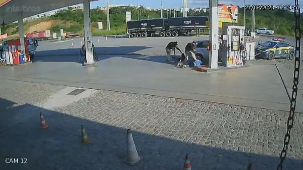 Motorista fugindo de blitz invade posto de gasolina e bate carro em bomba | Jornal Correio