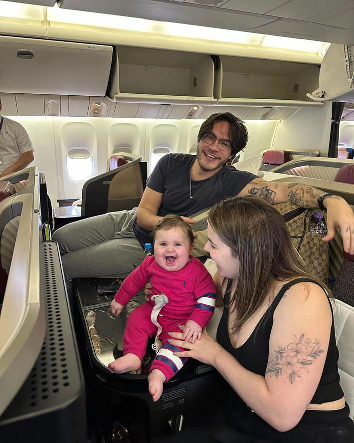 Eliezer e Viih Tube fazem primeira viagem internacional com a filha Lua ...