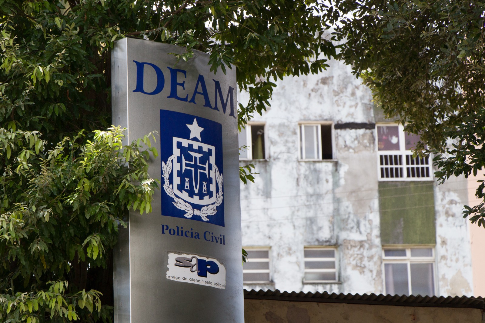 Homem é preso após agredir namorada em prédio de luxo no Caminho das ...