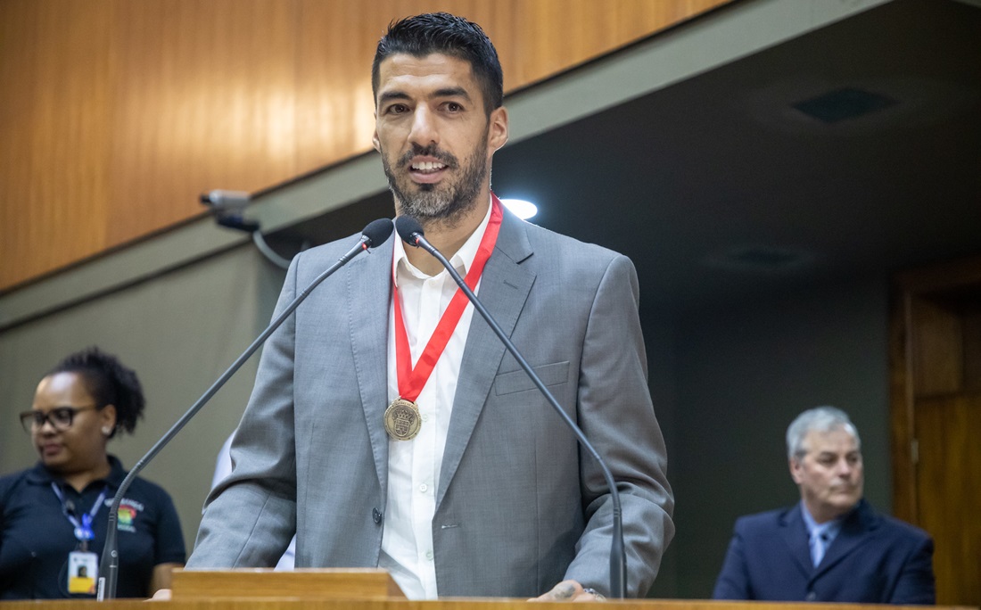 Suárez recebe honraria e fala em tom de despedida do Grêmio | Jornal ...