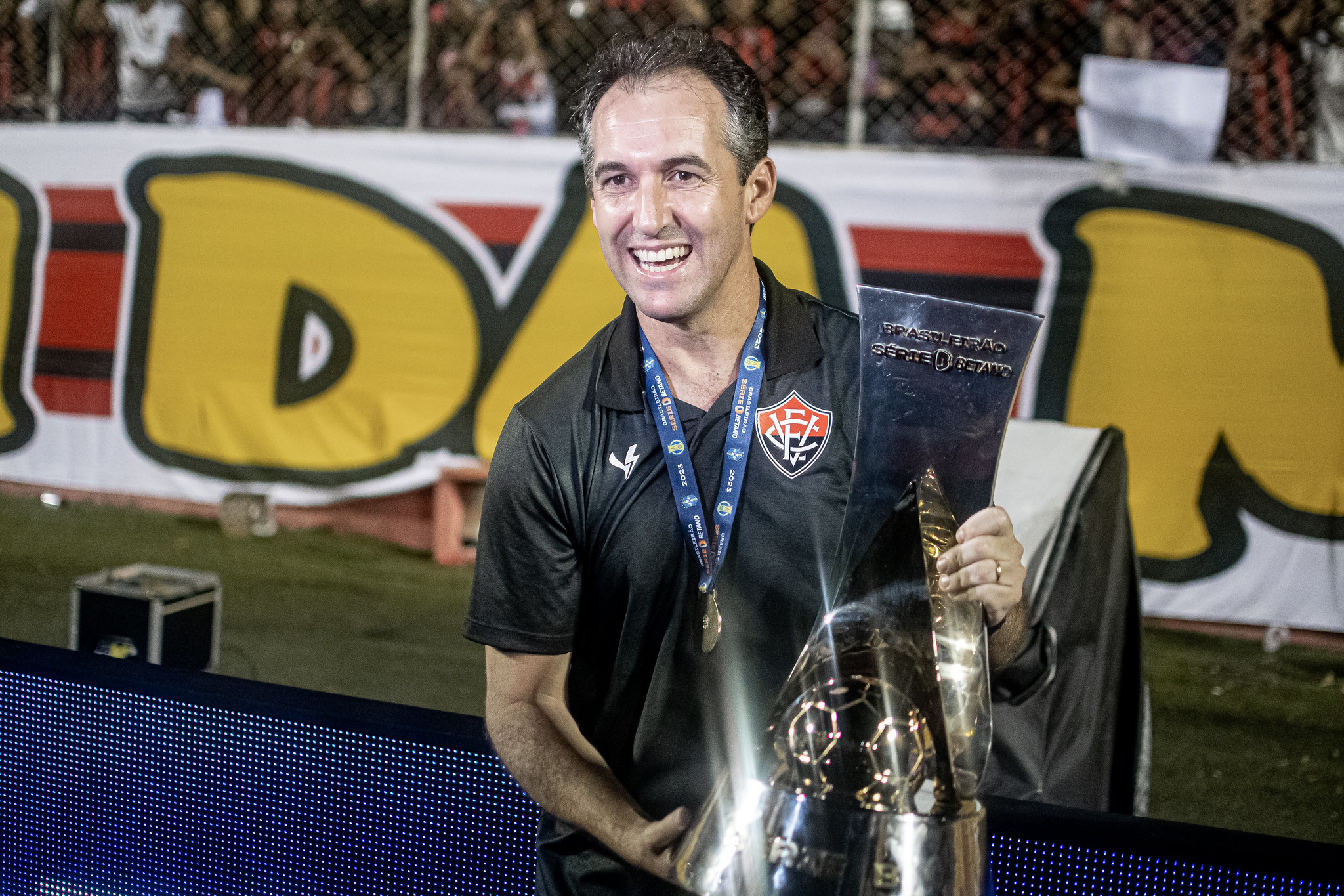 Vitória renova contrato com Léo Condé para a temporada 2024 | Jornal ...