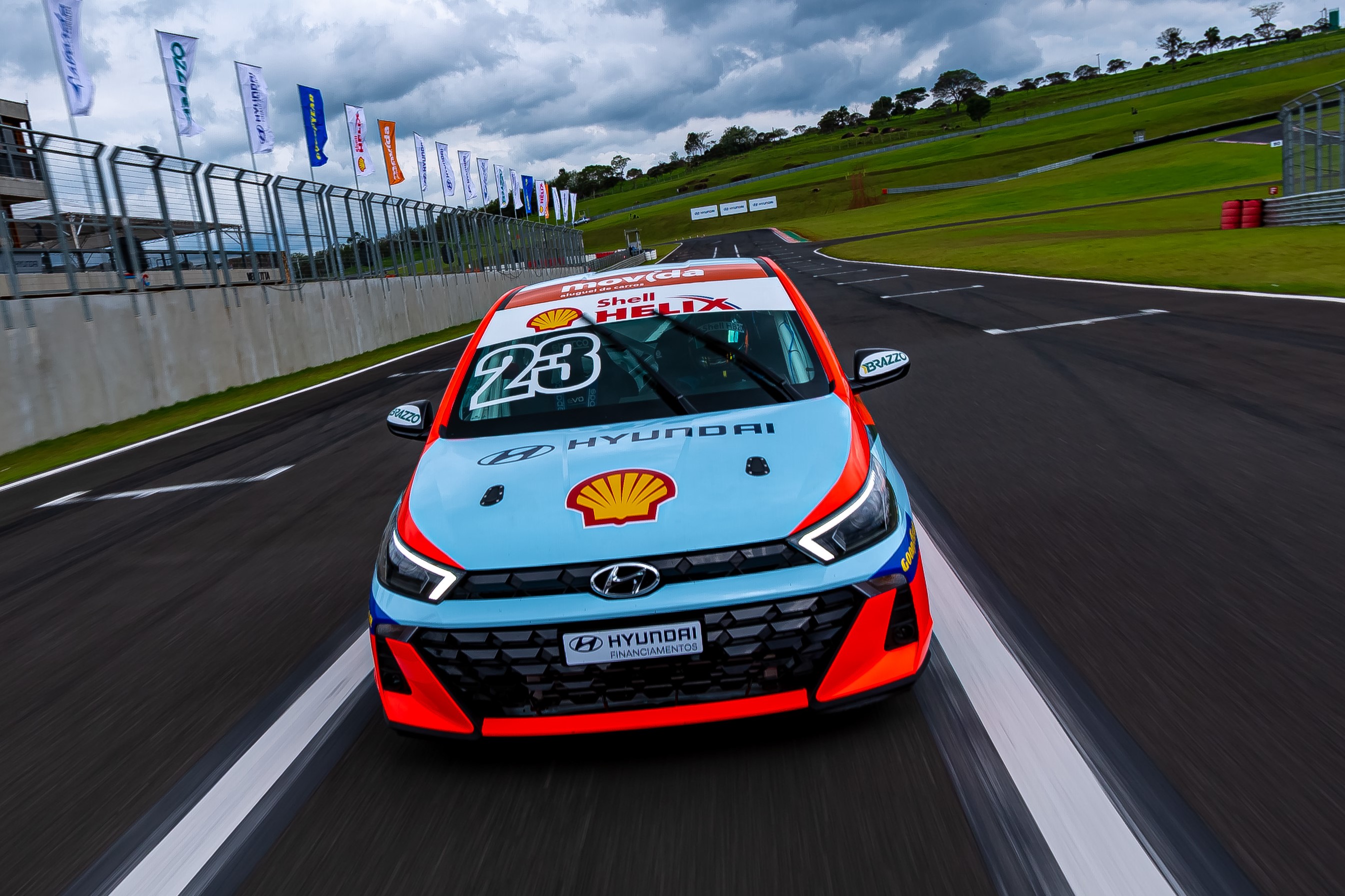 Pilotamos o Hyundai HB20 de competição, entenda as diferenças para o ...