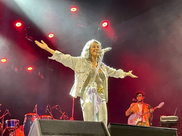 Celebrando 50 anos de carreira, Simone emociona com show na Praça ...