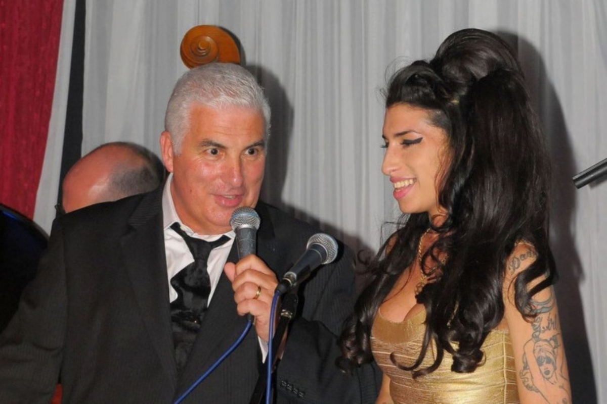 Pai de Amy Winehouse processa amigas da cantora em R$4,5 milhões ...