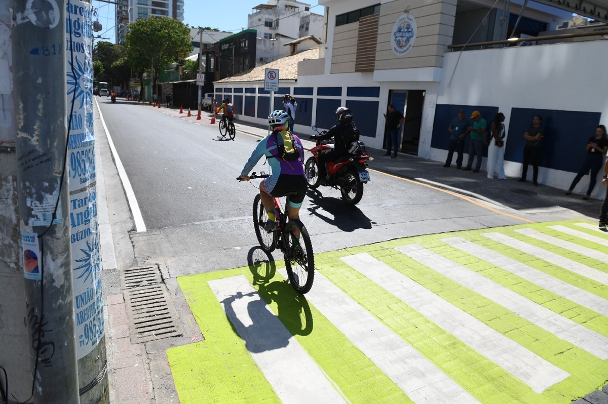 Rua Afonso Celso recebe asfalto novo e tem passeios alargados na Barra | Jornal Correio