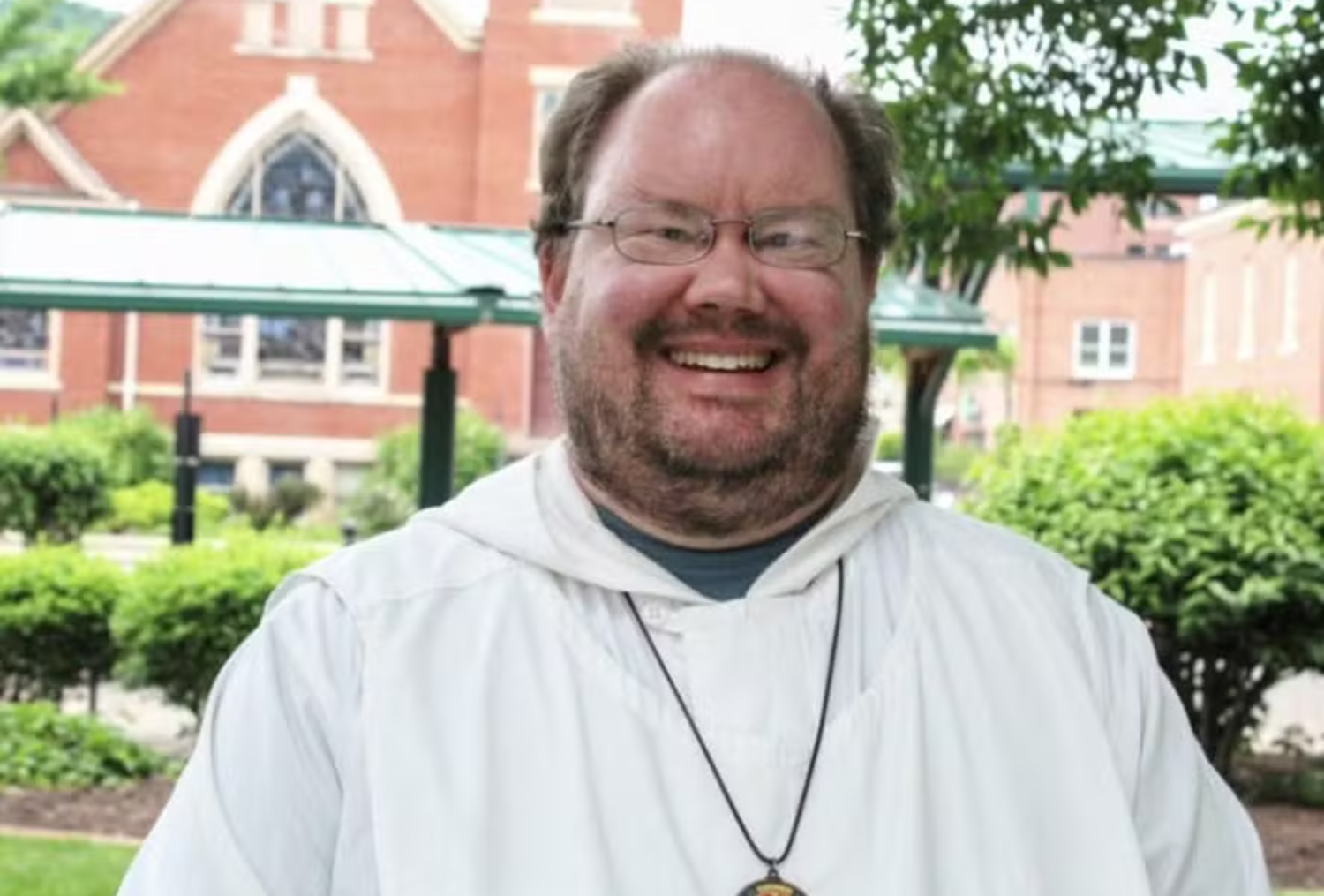 Monge católico causa polêmica ao revelar ser homem trans | Jornal Correio