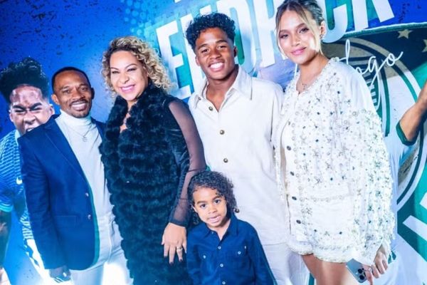 Namorada e mãe de Endrick posam juntas em foto da família durante festa ...