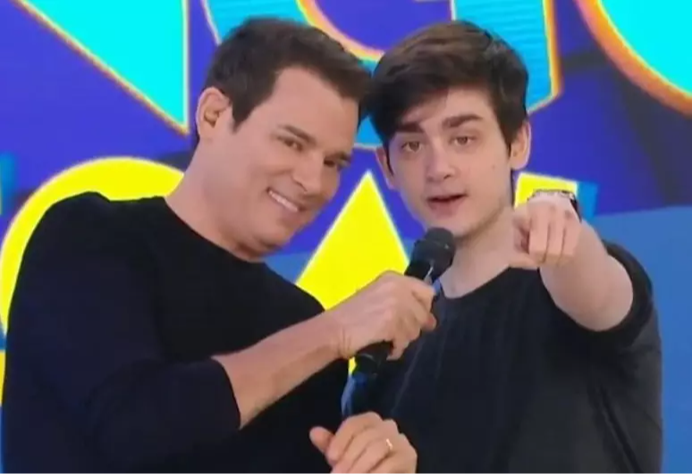 Celso Portiolli apresenta trecho do 'Domingo Legal' ao lado do filho, Pedro | Jornal Correio