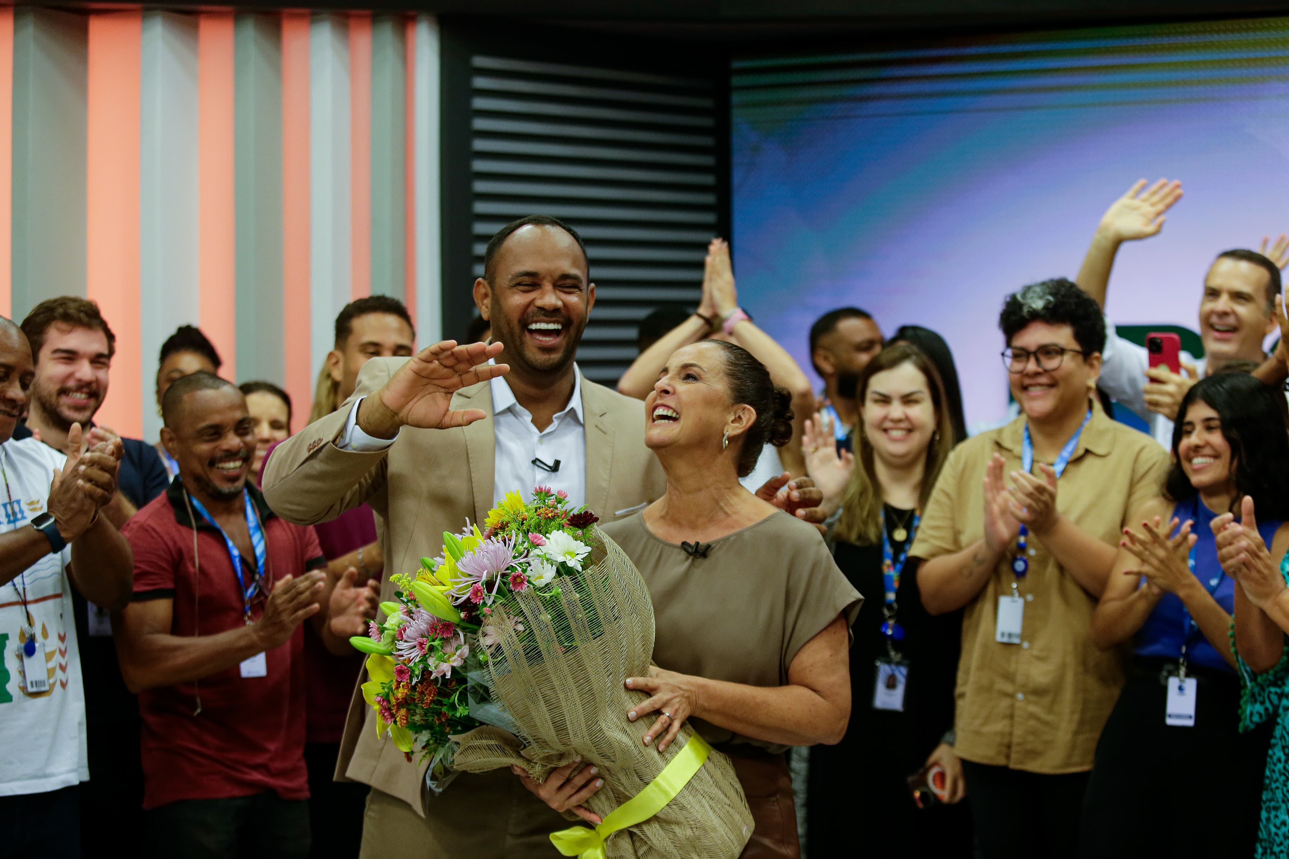 Flores e palmas: Andréa Silva é homenageada na estreia do Bahia Meio ...