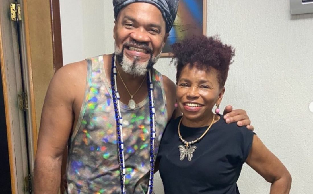 Carlinhos Brown se emociona em despedida a Wanda Chase: 'Era uma irmã, estamos muito abalados ...