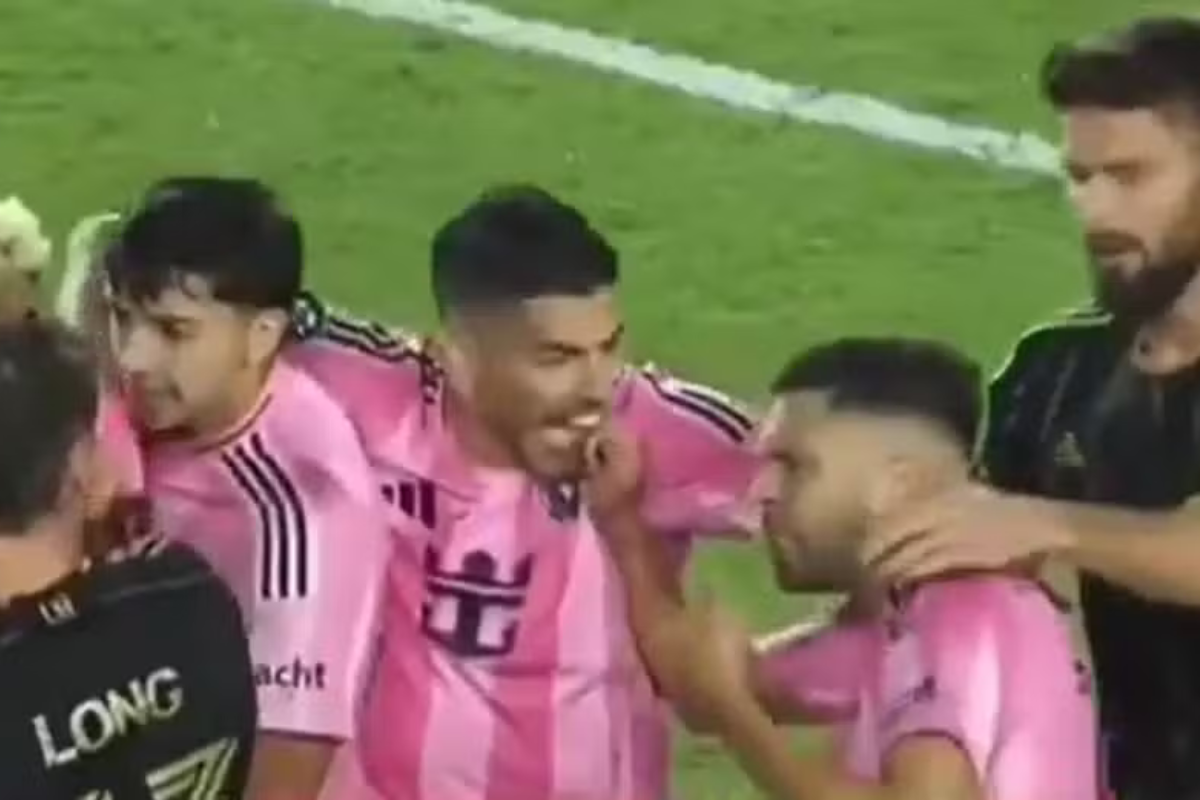 Fetiche? Suárez morde jogador pela quarta vez na carreira; veja | Jornal Correio