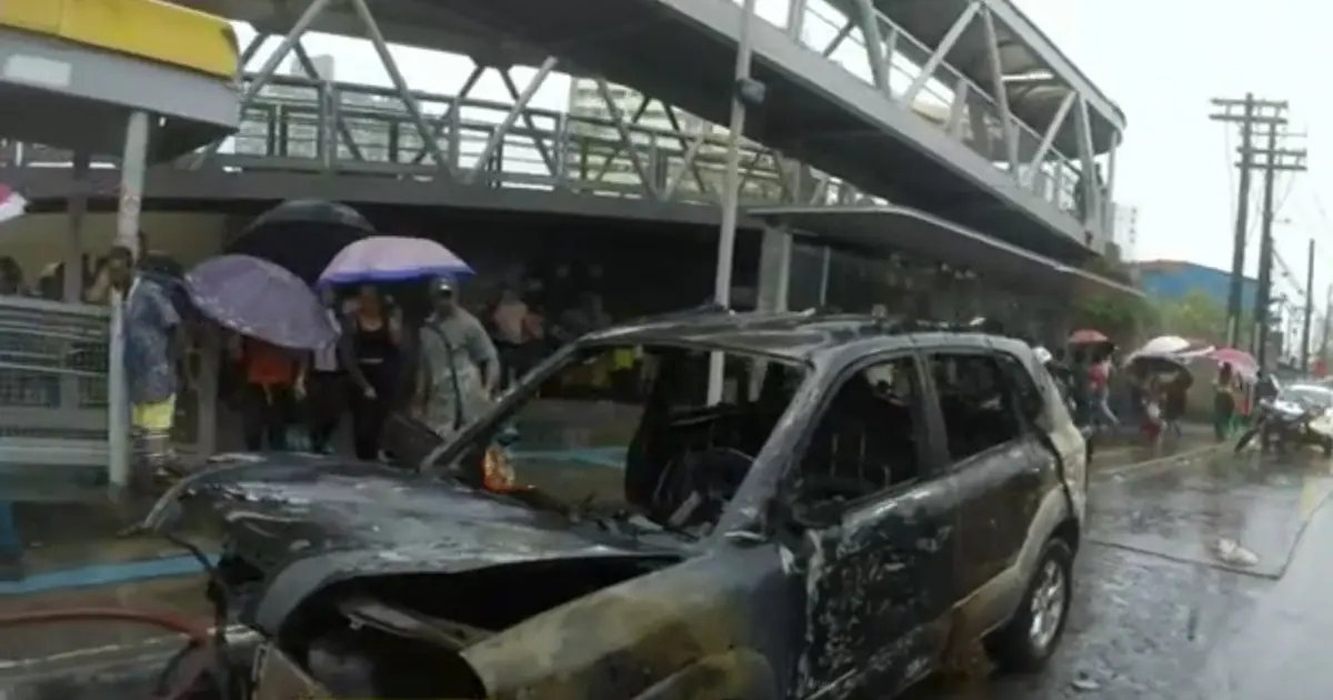 Susto: carro pega fogo na Avenida Paralela | Jornal Correio