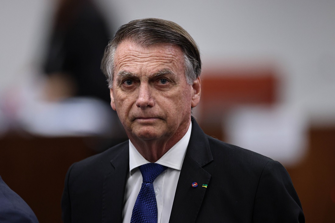 Jair Bolsonaro chegou a parar de respirar, afirma filho | Jornal Correio
