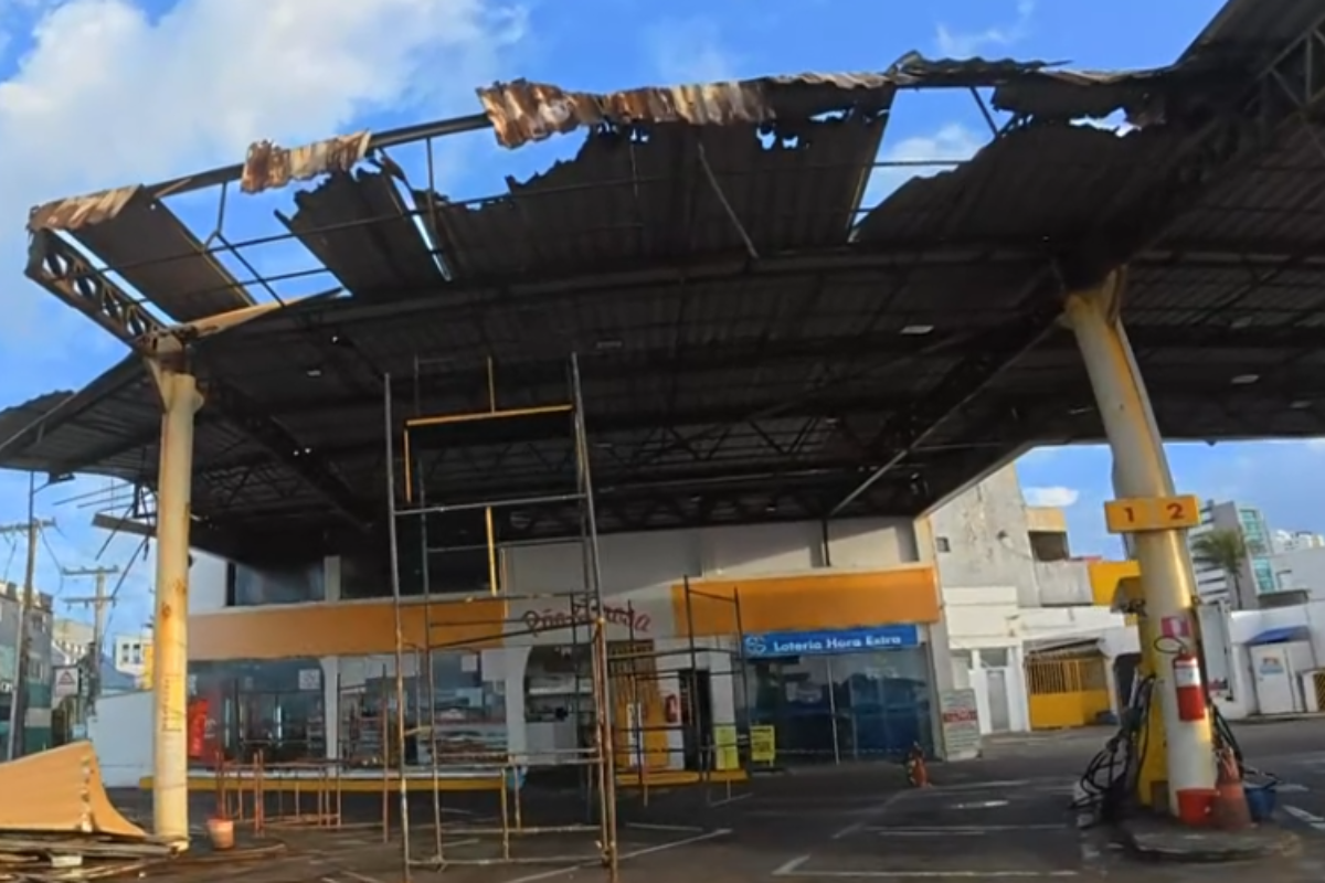 Teto de posto de gasolina desaba parcialmente na orla de Salvador ...