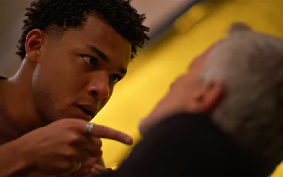 Samuel dá soco em Jaques após ouvir tio falar um nome: 'Tira da sua ...