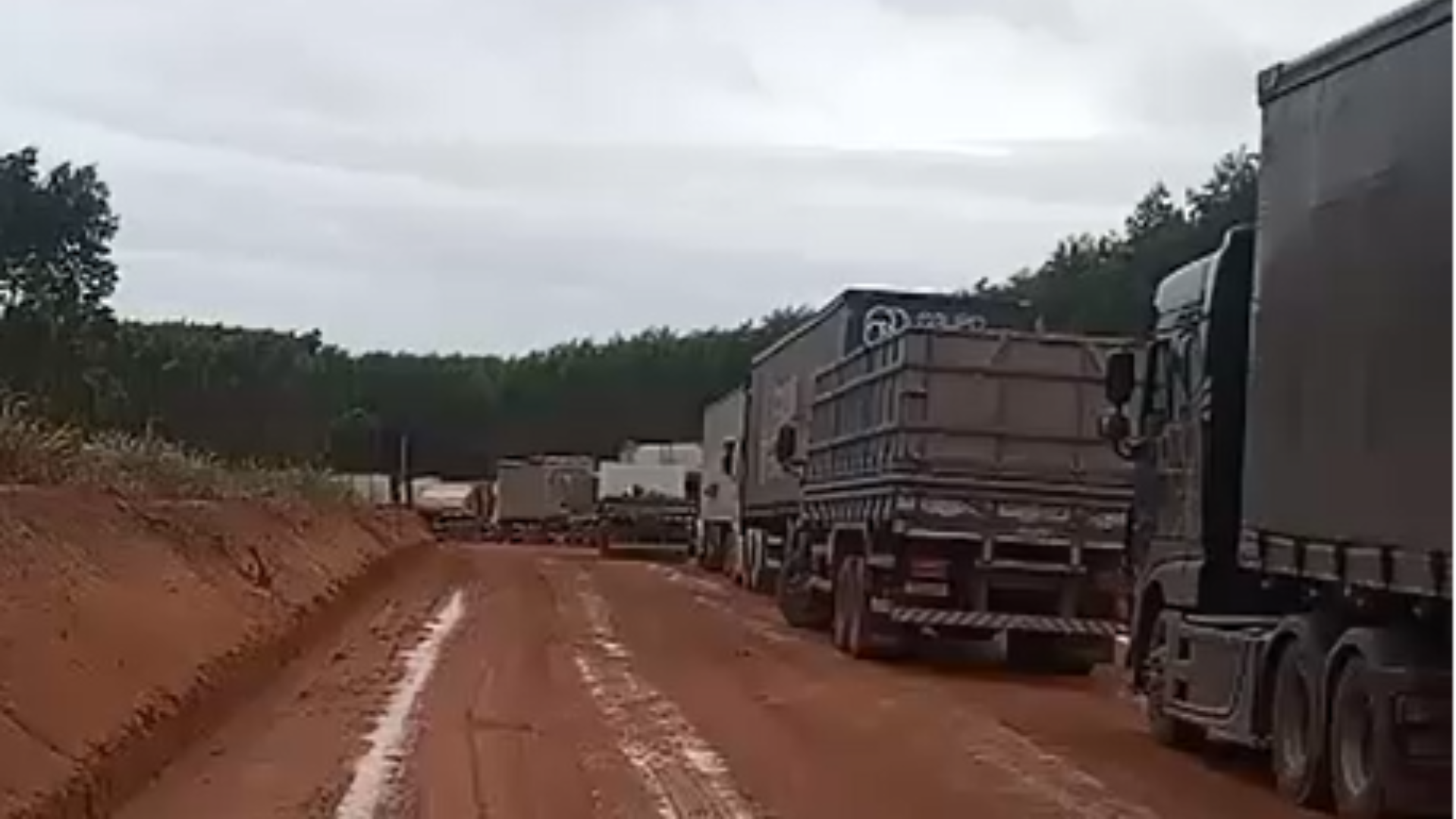 Buracos, lama e horas de atraso: o drama dos motoristas após interdição ...