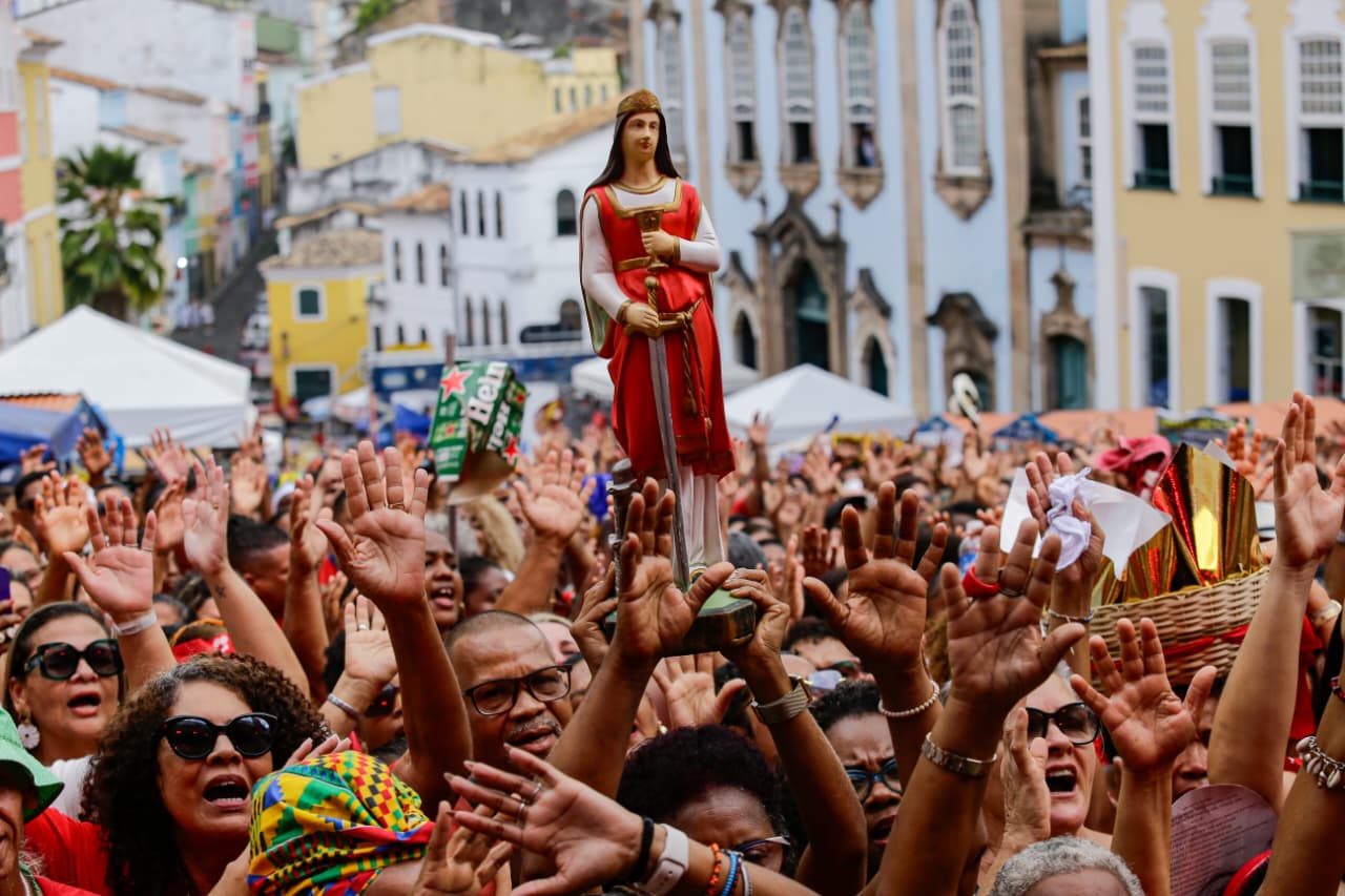 Fé em vermelho: devotos lotam o Pelourinho para celebrar Santa Bárbara | Jornal Correio