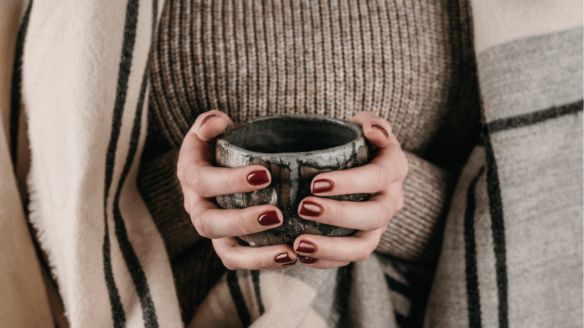 Tendência das unhas super curtas está na moda em 2026, mas dessa cor ...