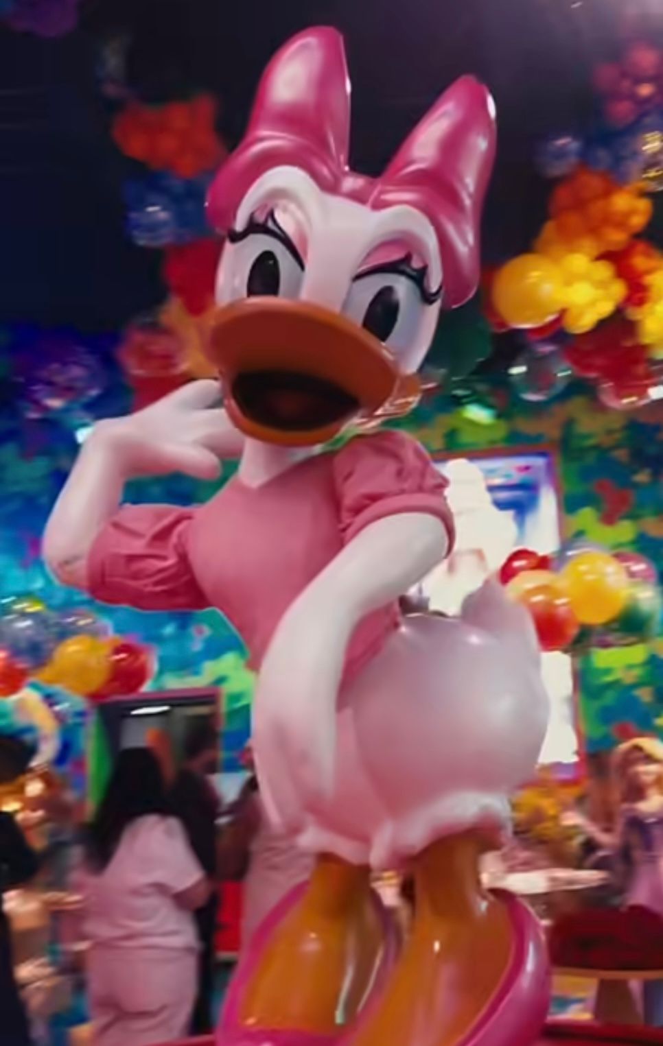 Com queima de fogos e Mickey Mouse: Virgínia e Zé Felipe se inspiram na ...